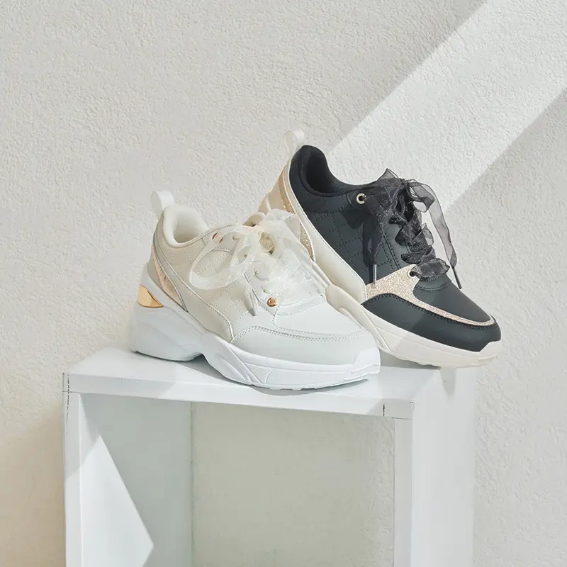 旬のメリージェーン型も！ 『オリエンタルトラフィック』のスポーツブランド『ORTR』きれいめスニーカー4選 | MORE