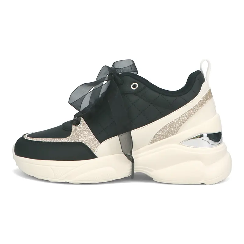 旬のメリージェーン型も！ 『オリエンタルトラフィック』のスポーツブランド『ORTR』きれいめスニーカー4選 | MORE