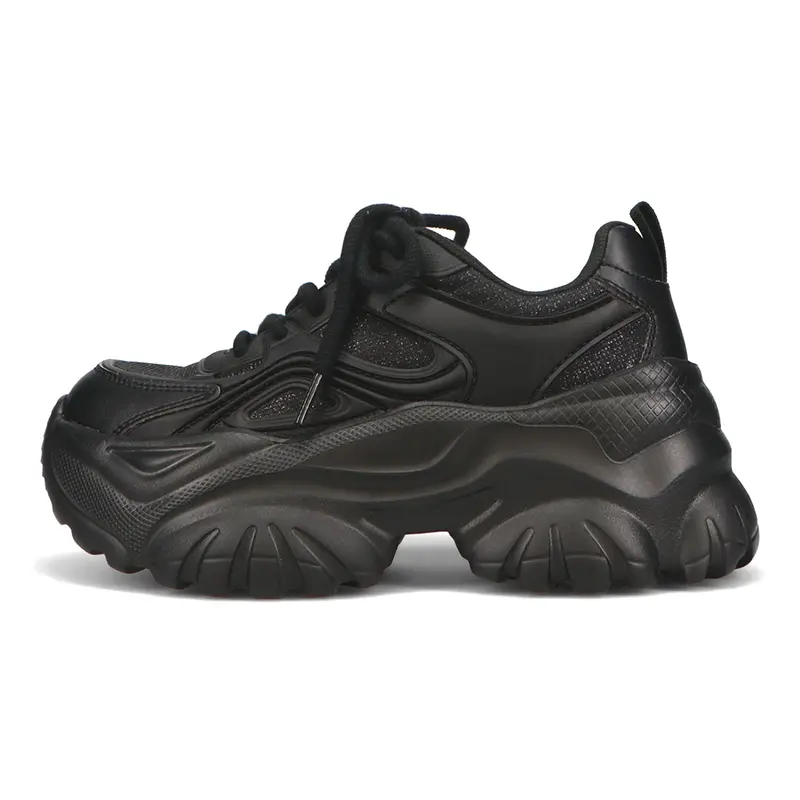 旬のメリージェーン型も！ 『オリエンタルトラフィック』のスポーツブランド『ORTR』きれいめスニーカー4選 | MORE