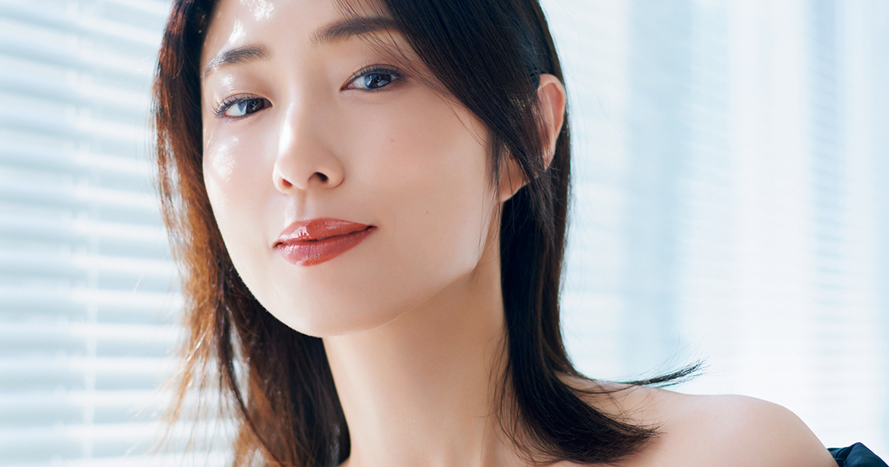 MEGUMIさんの美髪の秘訣は？ダメージが気になる時は「髪用の化粧水と美容液で頭皮ケア」 | MORE