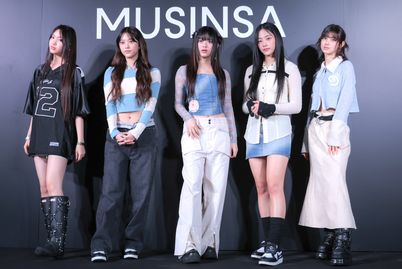 NewJeans（ニュージーンズ）が原宿に降臨！ 『ムシンサ』ポップアップオープニングセレモニーレポ | MORE