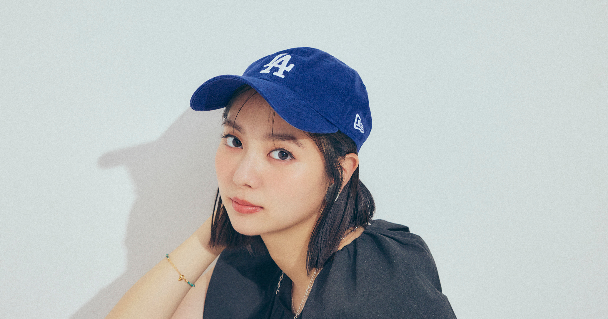 【新川優愛の休日コーデ】アレンジ自在なシンプルワンピをキャップでカジュアルに振り切る More